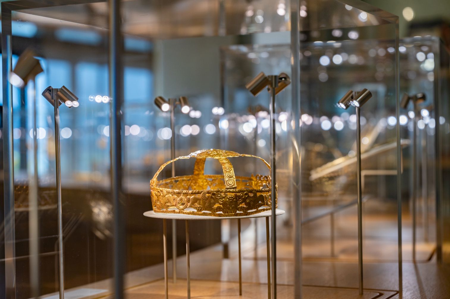 L’ÉCOLE’s Latest Exhibition Draws From 3,000 Years of Glittering Golden ...