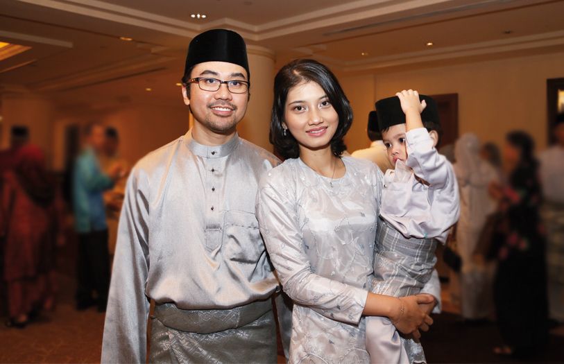 White fairytale wedding of Dr Radly Abdul Rani and Dr Nor Hanani Mohd ...