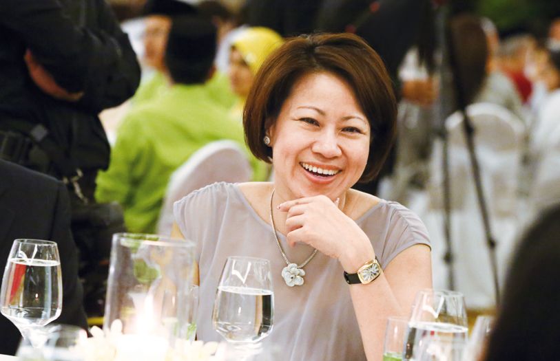 White fairytale wedding of Dr Radly Abdul Rani and Dr Nor Hanani Mohd ...