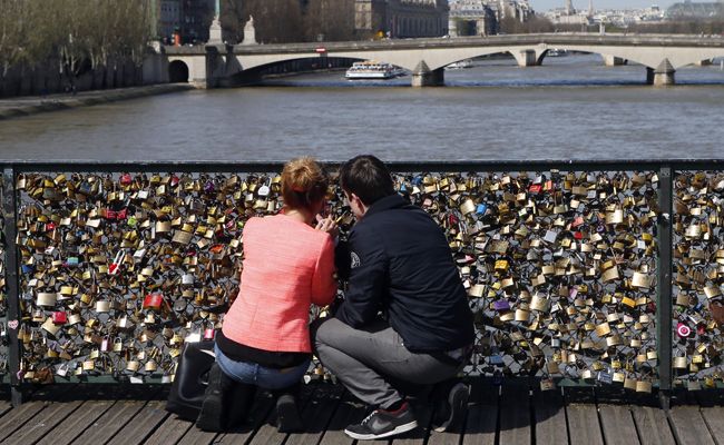 Paris to put a permanent stop to 'love locks' on Pont des Arts bridge ...