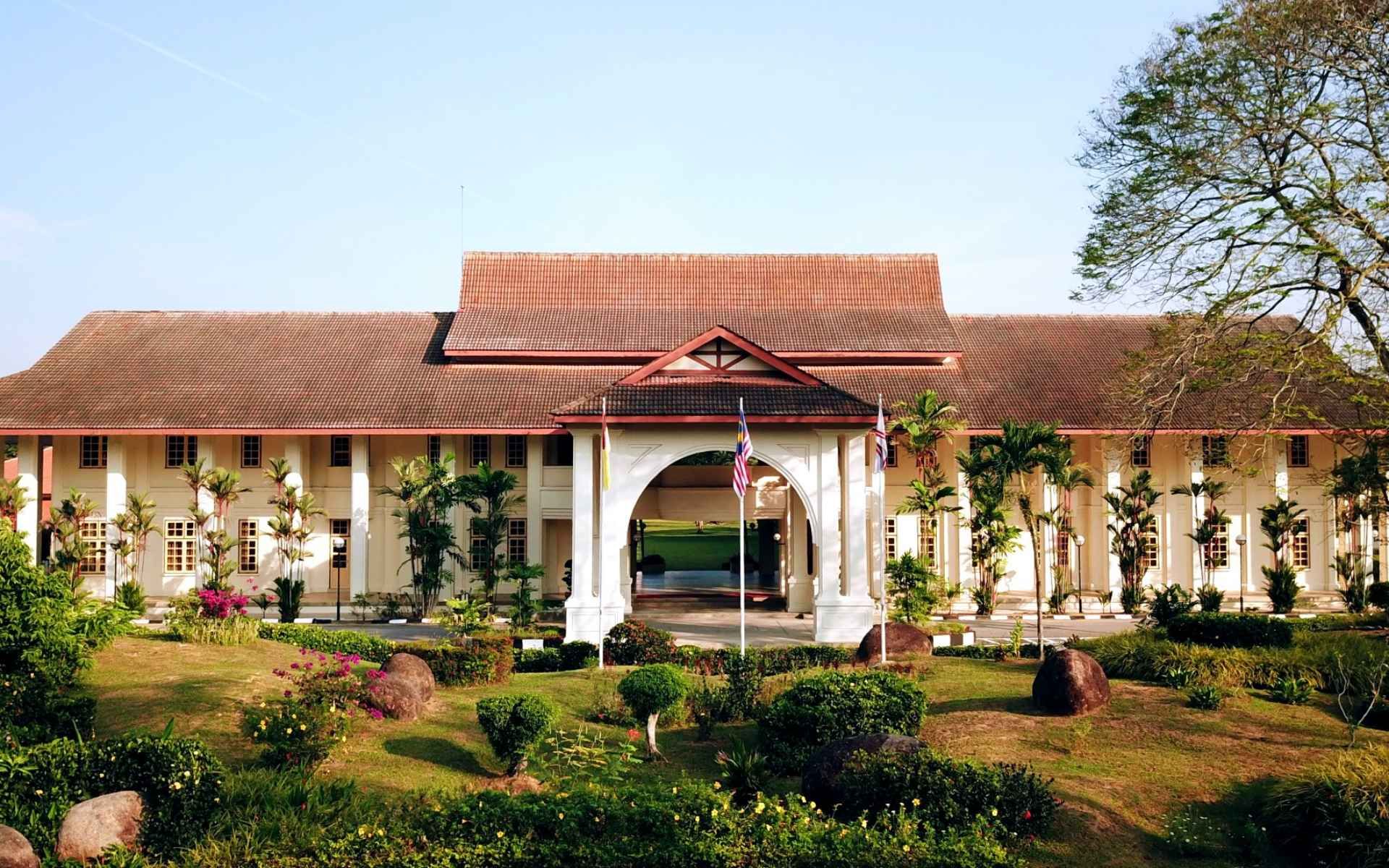 Kolej Tuanku Ja’afar Principal Dr Glenn Moodie Leads The Way In ...