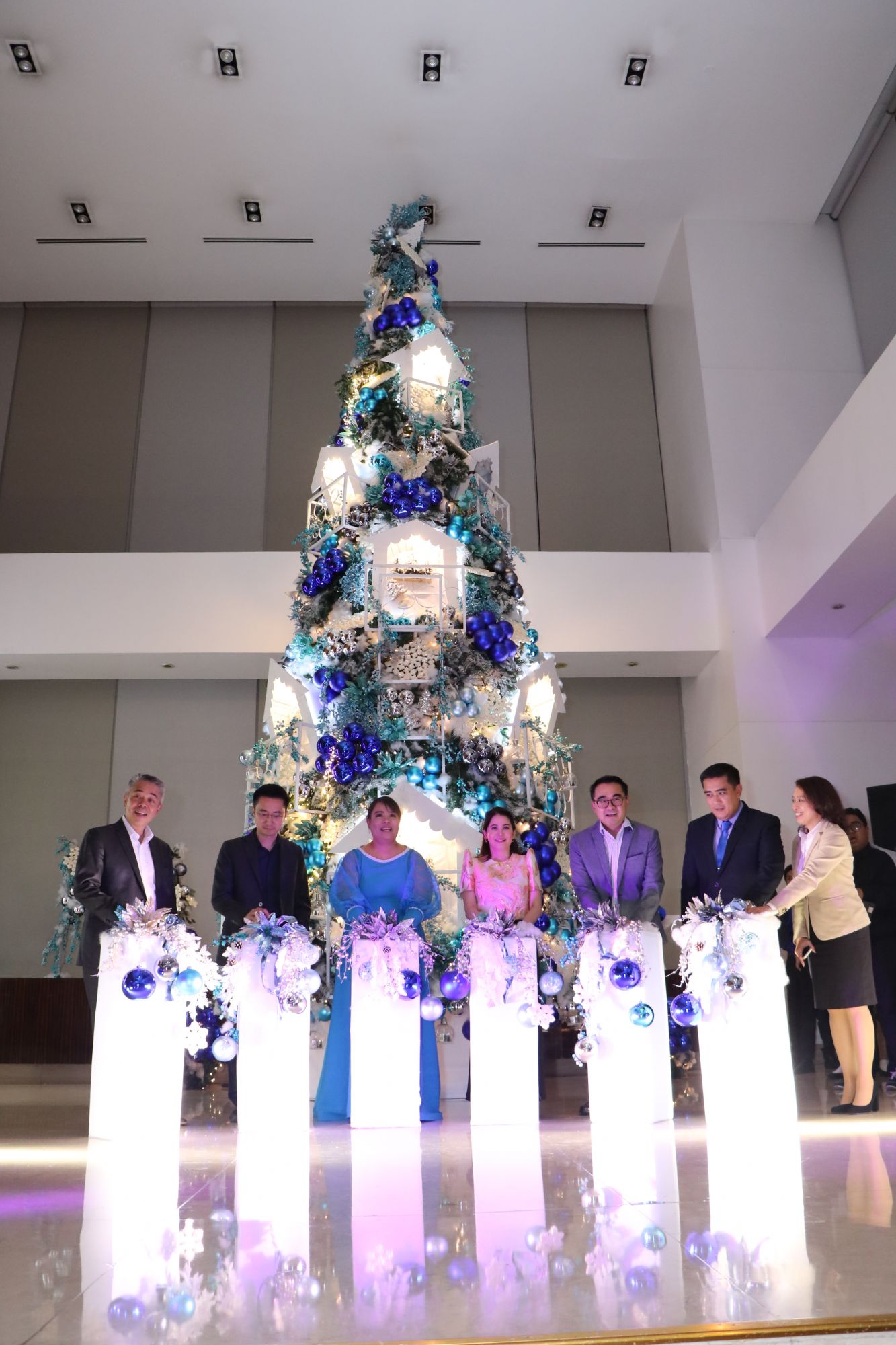 12 Extravagant Christmas Trees Around Metro Manila You Should Visit ...