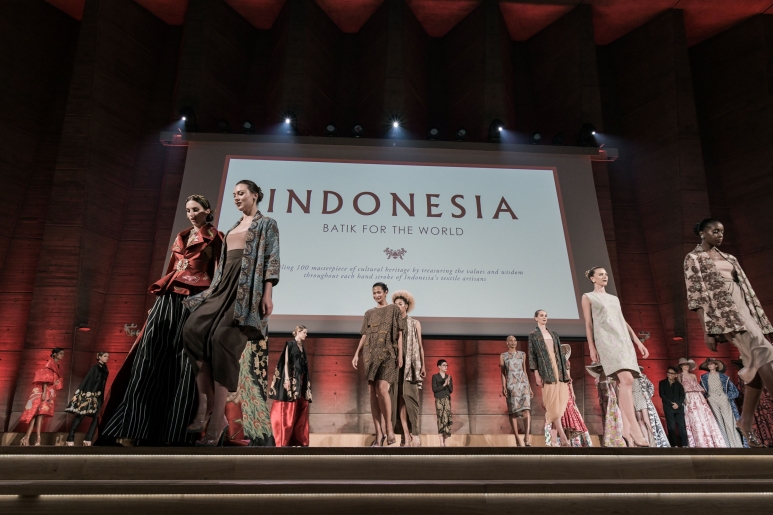 Exclusive Photos: "Batik For The World" Fashion Show At UNESCO Paris ...