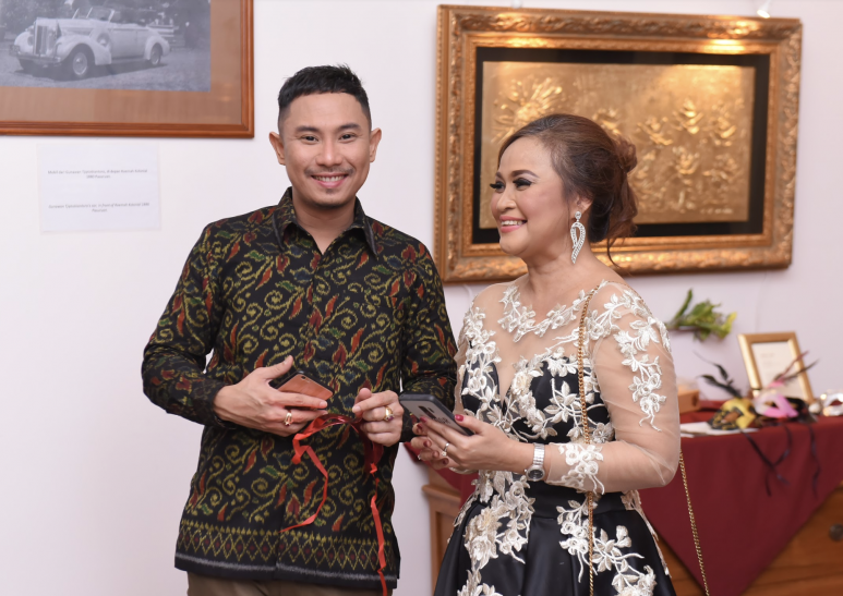 Aureo Gallery Presents Kim Il Tae's 24K Gold Painting At Indonesia ...