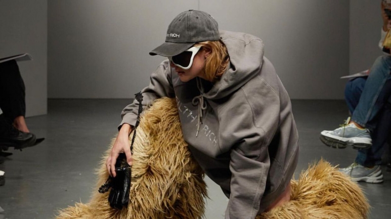 Trick Behind The Dramatic Fallen Models During The AVAVAV SS23 Runway ...