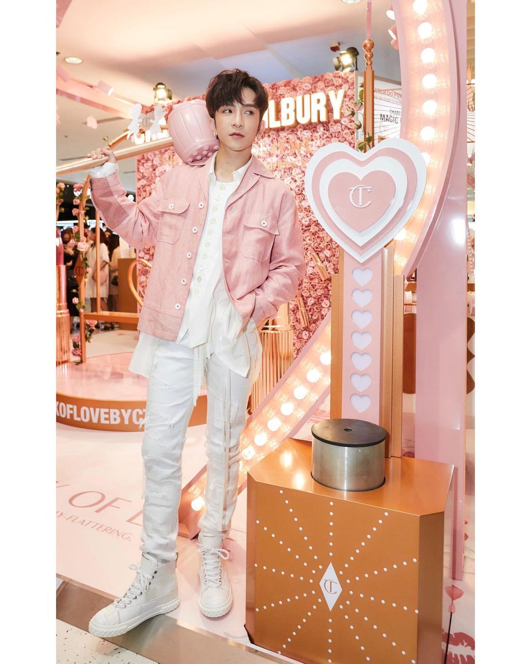 Anson Lo@Mirror萬人迷教主8大粉紅造型一次睇！駕馭粉色時尚無難度｜麥當勞、McCafé、Charlotte Tilbury、口罩 ...