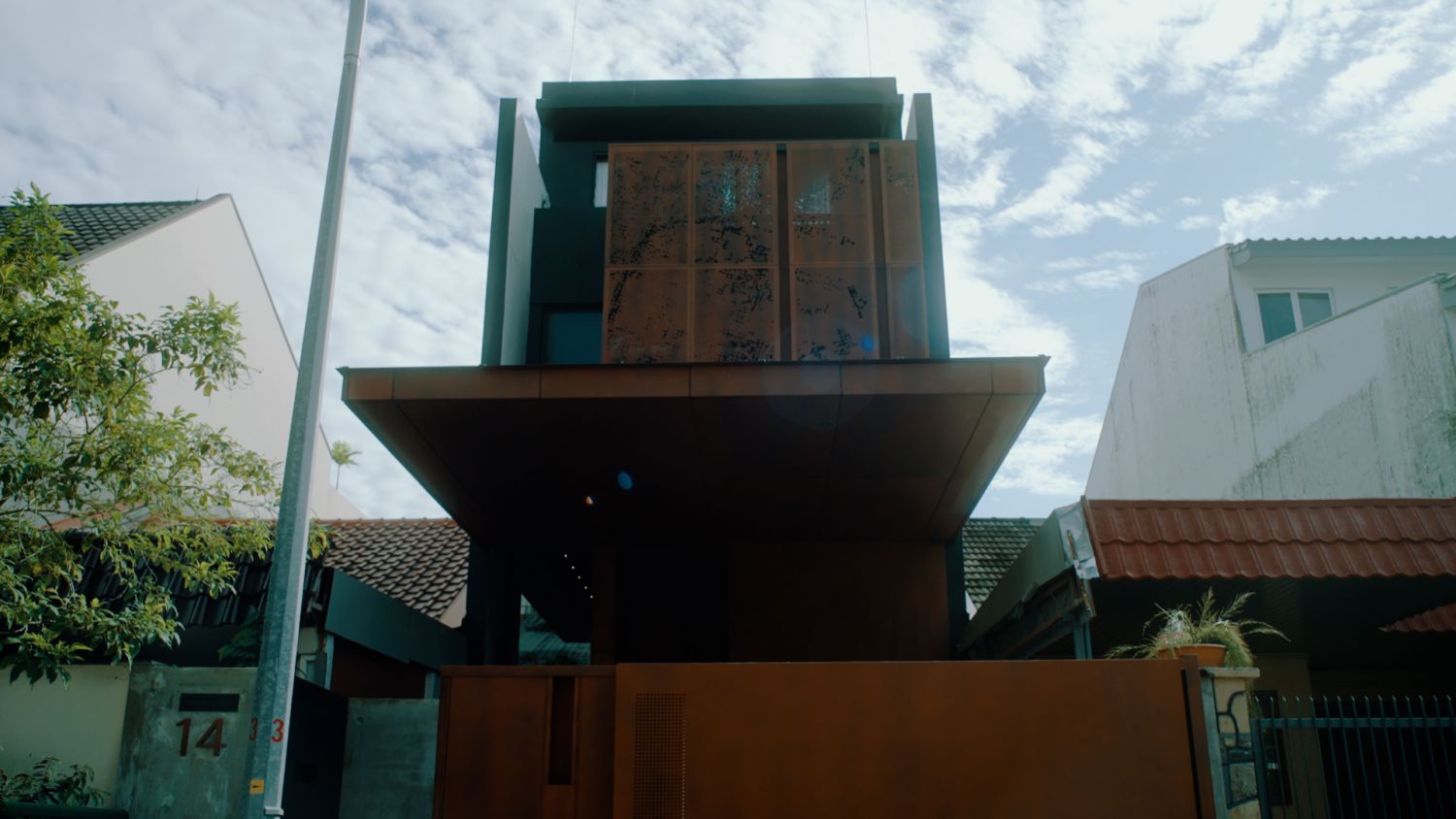 This Stylish Double-Volume Kitchen Truly Is the Heart of a Home ...