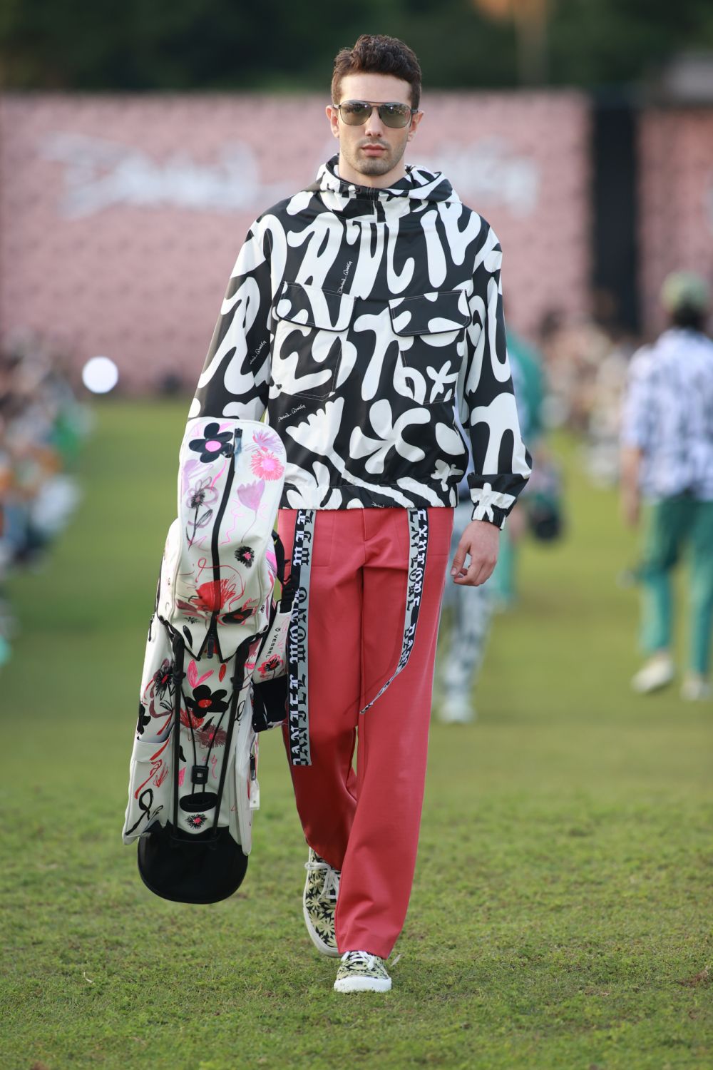 NFT尼斯湖水怪現身高爾夫球場時裝秀！Daniel Wong 2022全新系列「發現」挑戰120米超長伸展台 | Tatler Asia