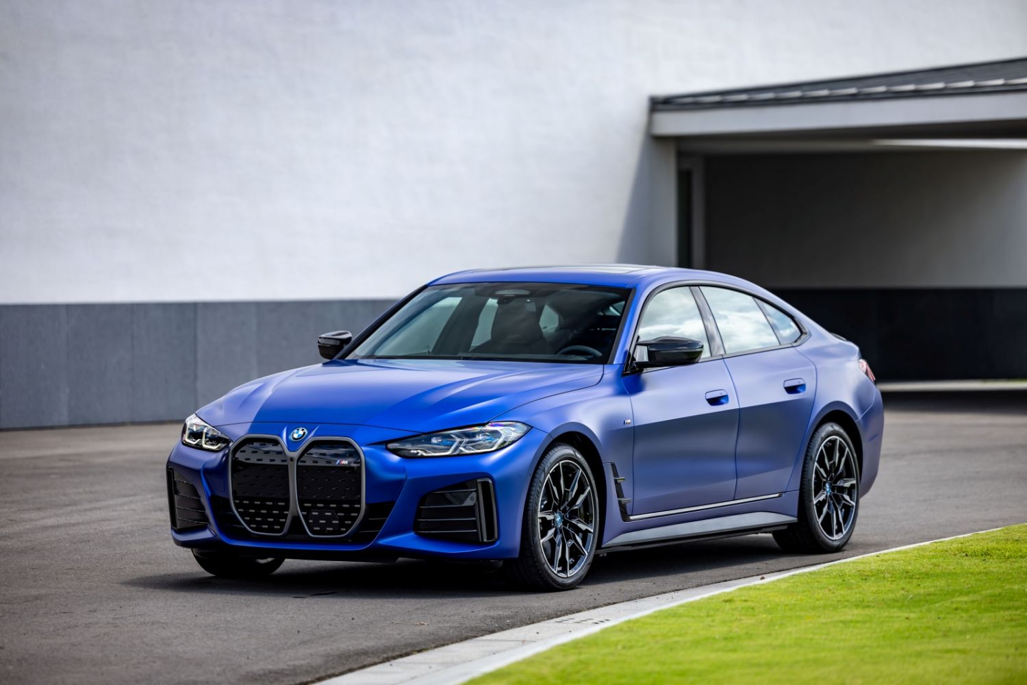 全球首見豪華電動轎跑BWM i4系列現身！性能強搭配高質感虛擬座艙、充電十分鐘續航165公里且百米加速不用4秒 | Tatler Asia