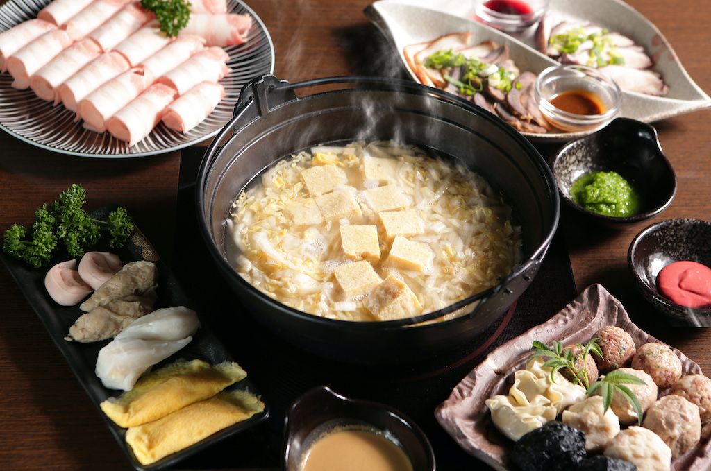 高雄最道地、預約制酸菜白肉鍋推薦！「冬鄉小廚」眷村起家的古法流傳遼寧口味、手工石壓與天然發酵酸白菜打造完美酸香...必嚐亮點一次看 ...
