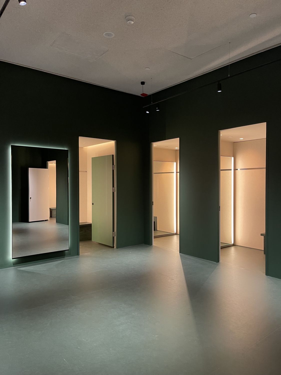 COS台北101開幕！5大亮點搶先看：融合永續的極簡時尚風範、秘境綠試衣間美出新高度 | Tatler Asia