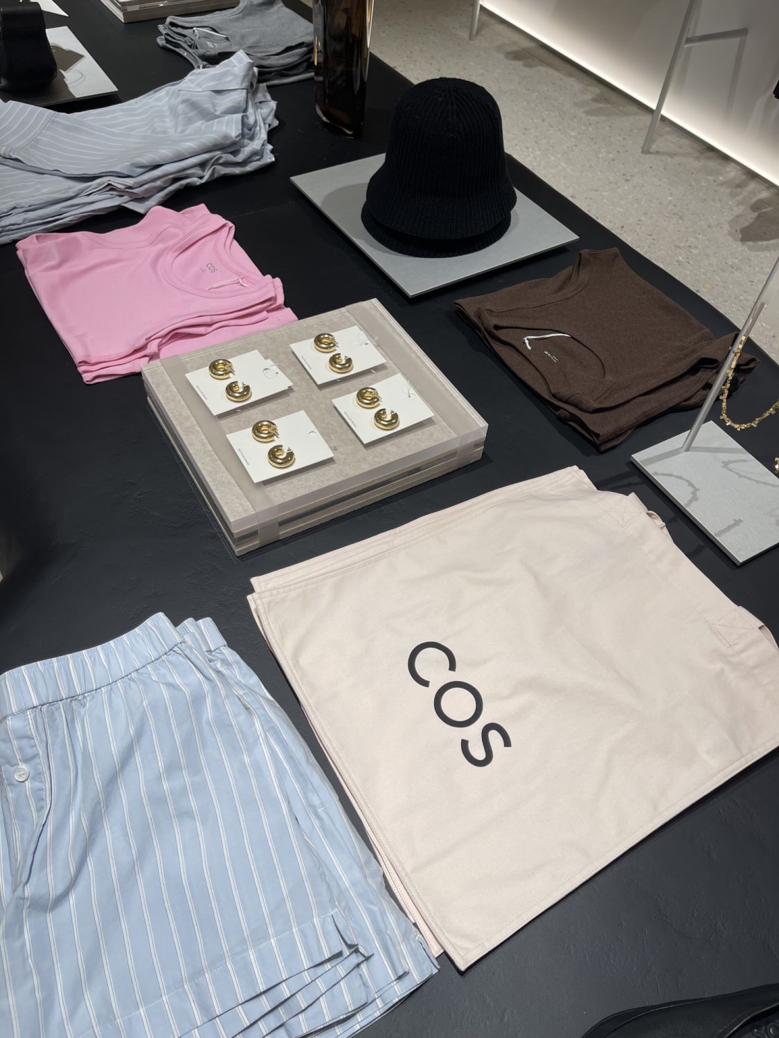 COS台北101開幕！亮點搶先看：融合永續的極簡時尚風範、秘境綠試衣間美出新高度 | Tatler Asia