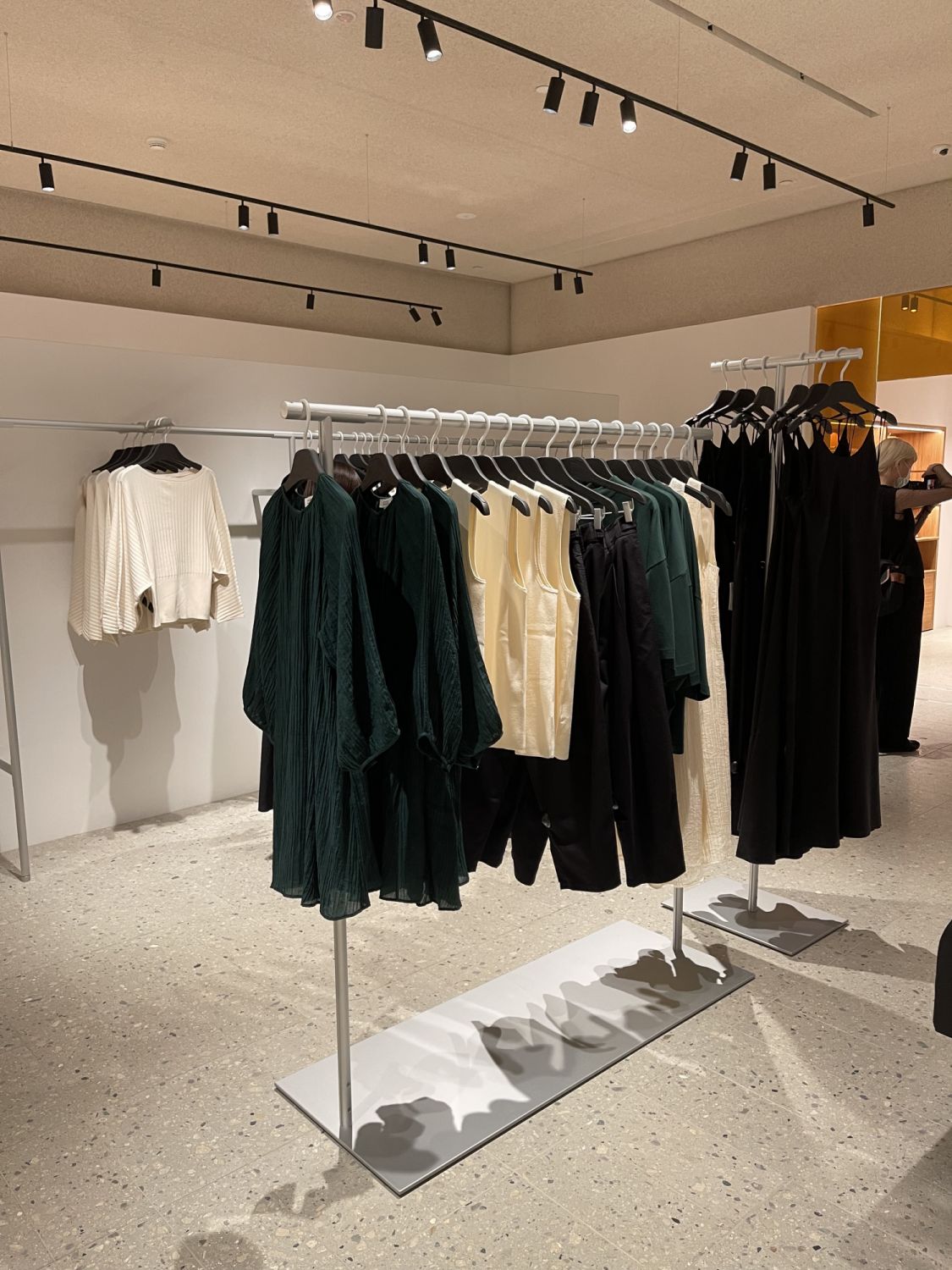 COS台北101開幕！5大亮點搶先看：融合永續的極簡時尚風範、秘境綠試衣間美出新高度 | Tatler Asia