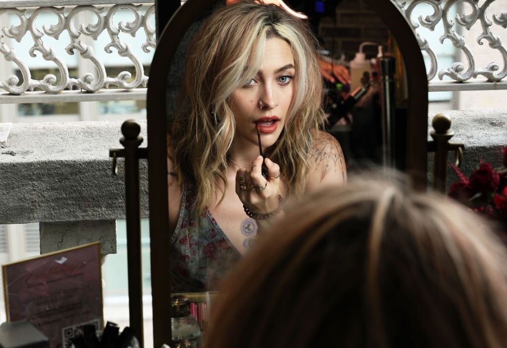 認識24歲麥可傑克森之女Paris Jackson：不可思議藍眼睛之謎？繼承父親氣場與音樂才華、吃素愛動物、倡身體自愛 | Tatler Asia