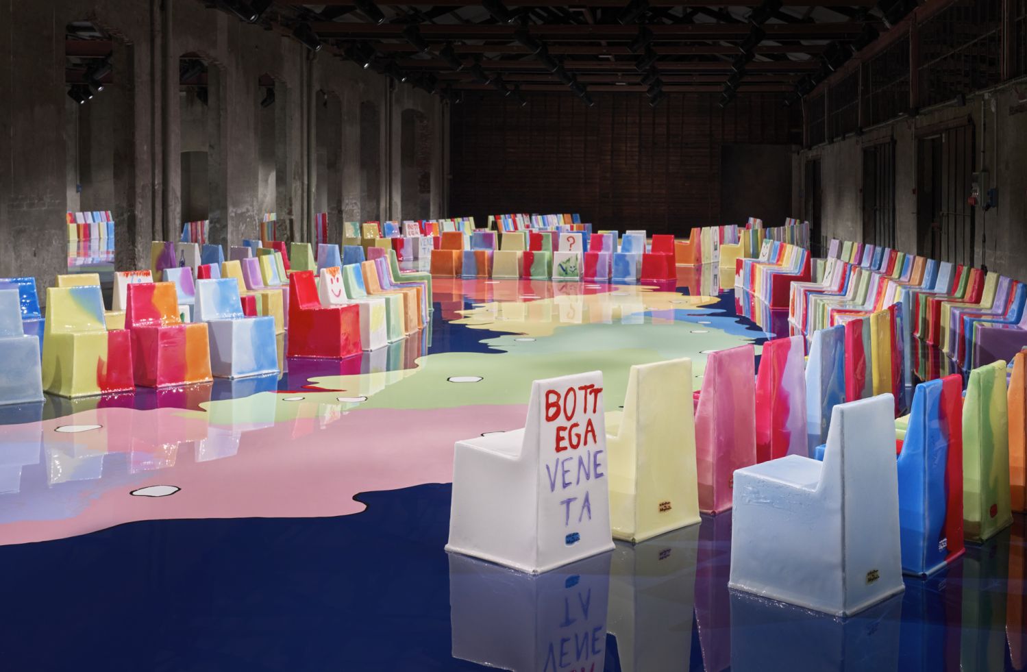 Bottega Veneta 讓超模凱特摩絲穿襯衫牛仔褲走秀？2023 春夏大秀 Matthieu Blazy「平凡的高級」內行人才懂 ...