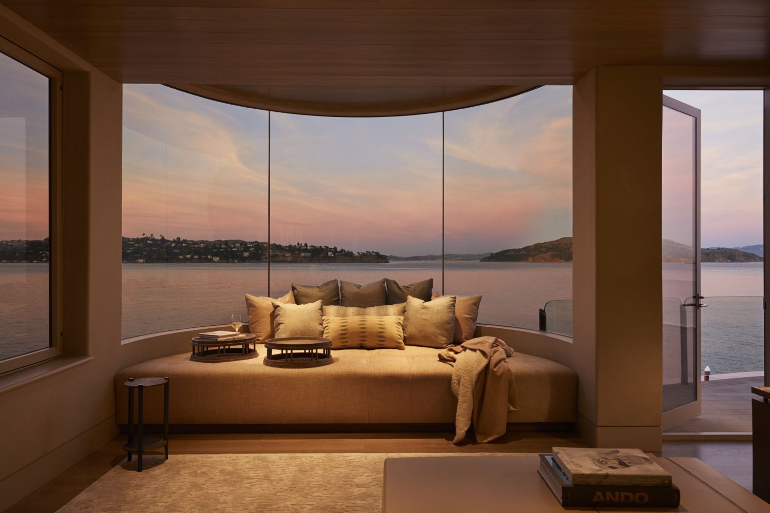 A sea-facing holiday house with amazing sunset views and elegant ...