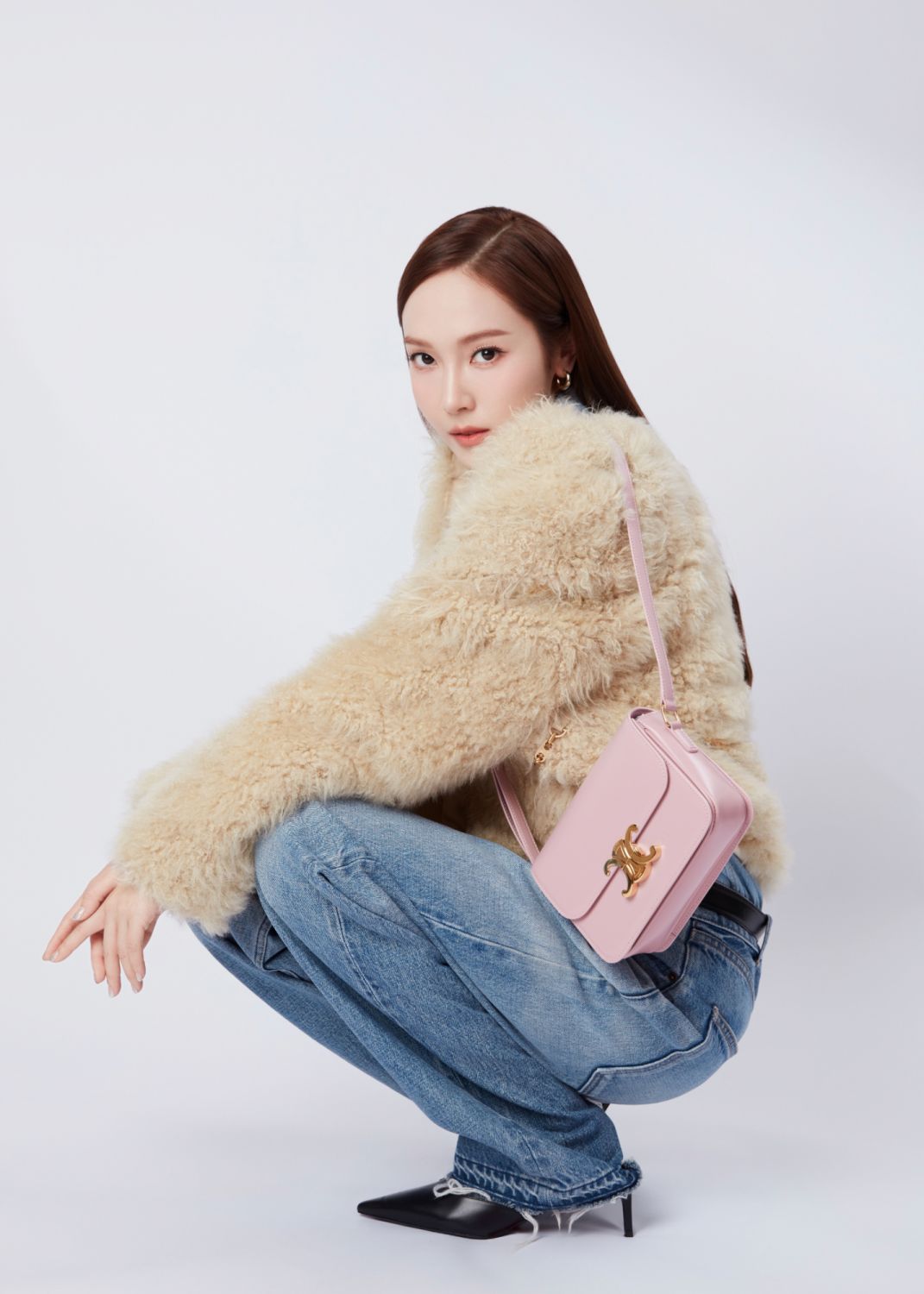 【Celine包款推薦】Blackpink Lisa、Jessica搶先入手櫻花粉Triomphe：讓你「甜」滿2023年 | Tatler Asia