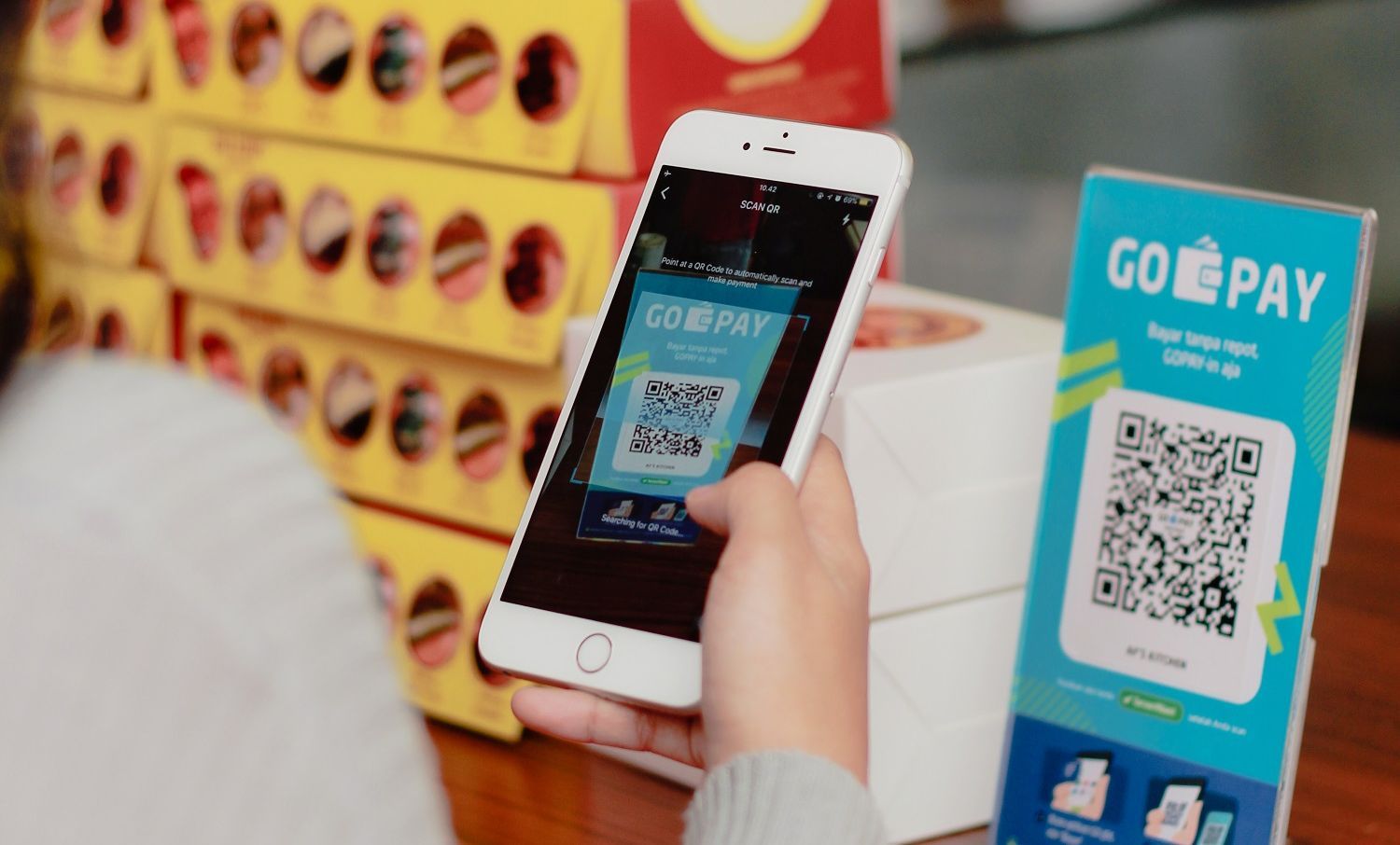 Kini pengguna GoPay dapat bertransaksi di berbagai merchant menggunakan ...