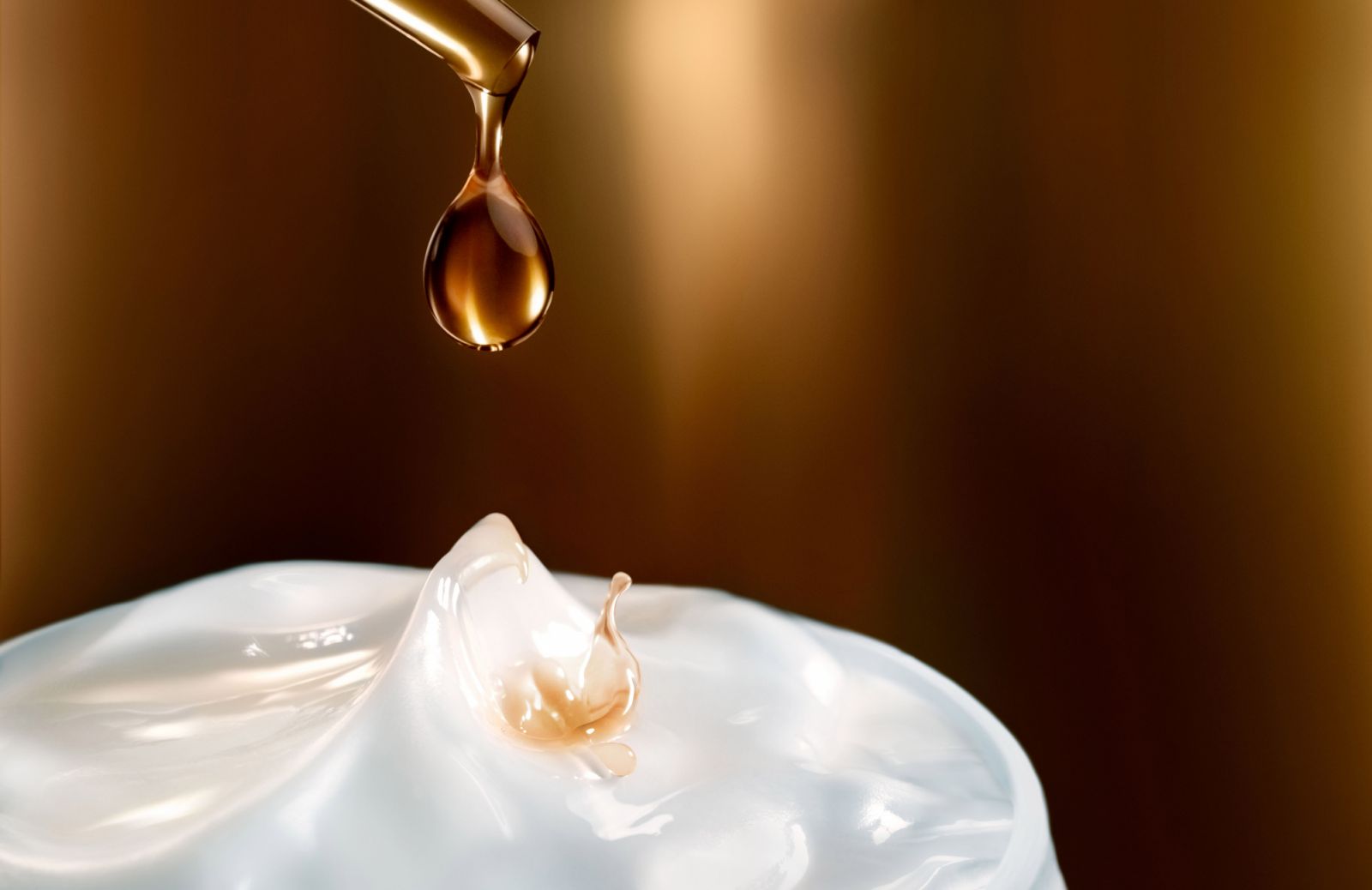 Deep dive into the miracles—and Miracle Broth—or La Mer's iconic Creme ...