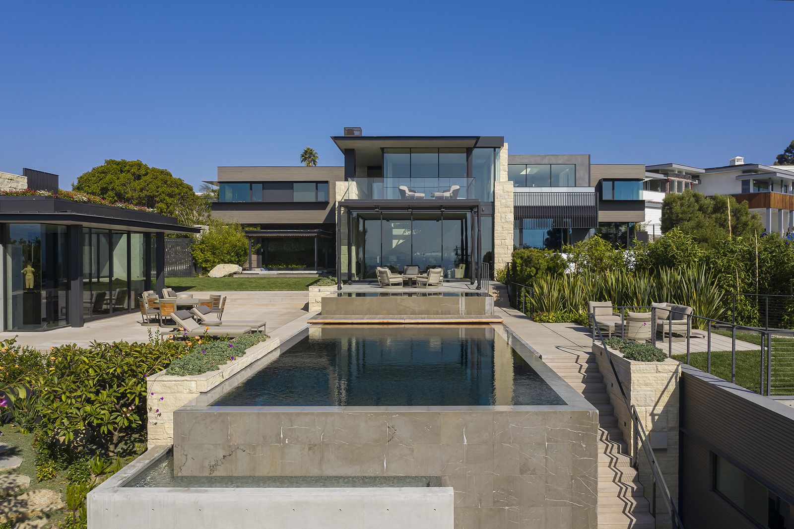 Home tour: An opulent Californian coastal-style residence featuring ...