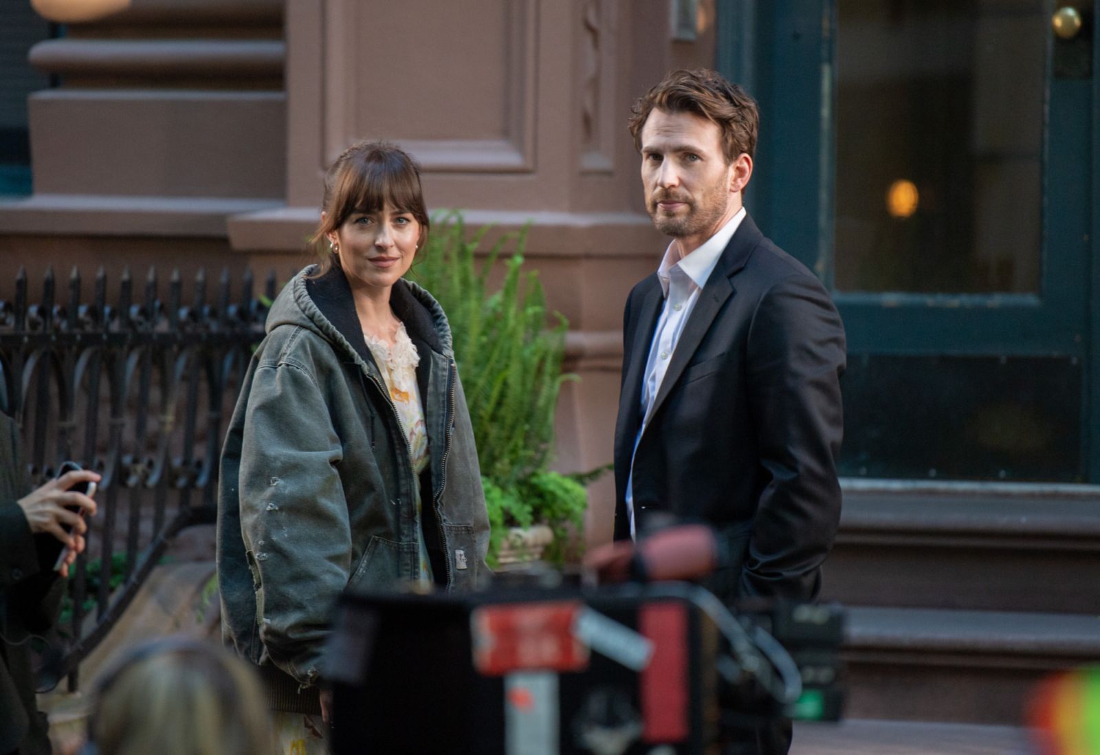 美國隊長Chris Evans、Dakota Johnson 主演！A24 浪漫喜劇電影《Materialists》路透照片釋出 ...