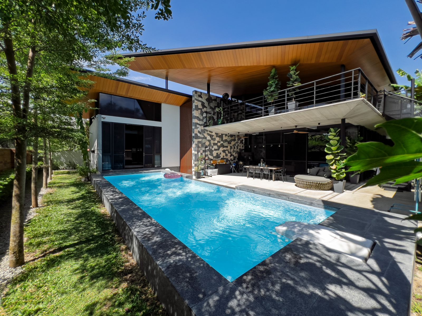 Home tour: Seshan Design creates dramatic pitched roof house in Shah ...