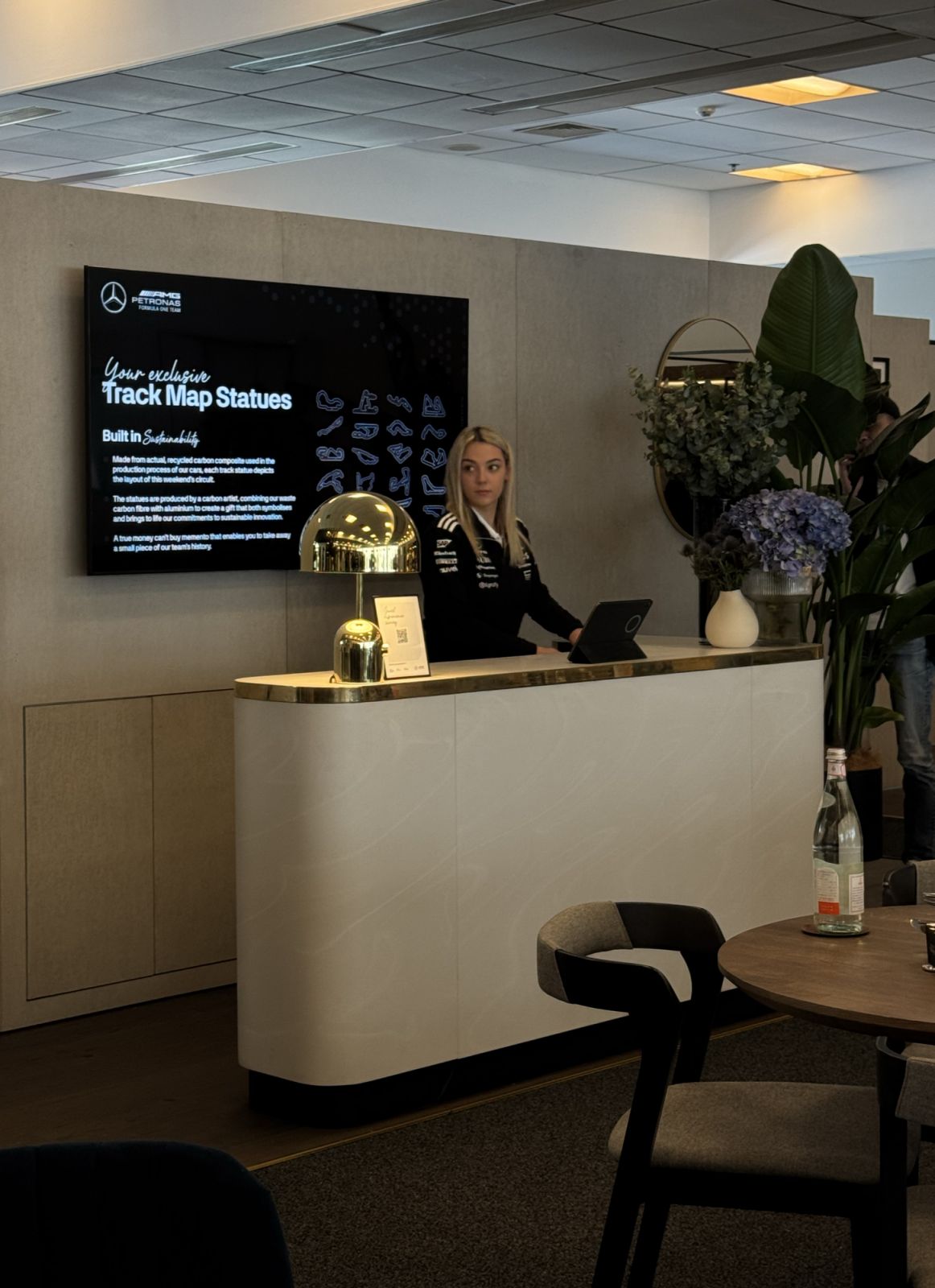 F1最貴座位開箱？Mercedes-AMG「Silver Arrow Lounge」7點攻略：票價破30萬？George Russell ...