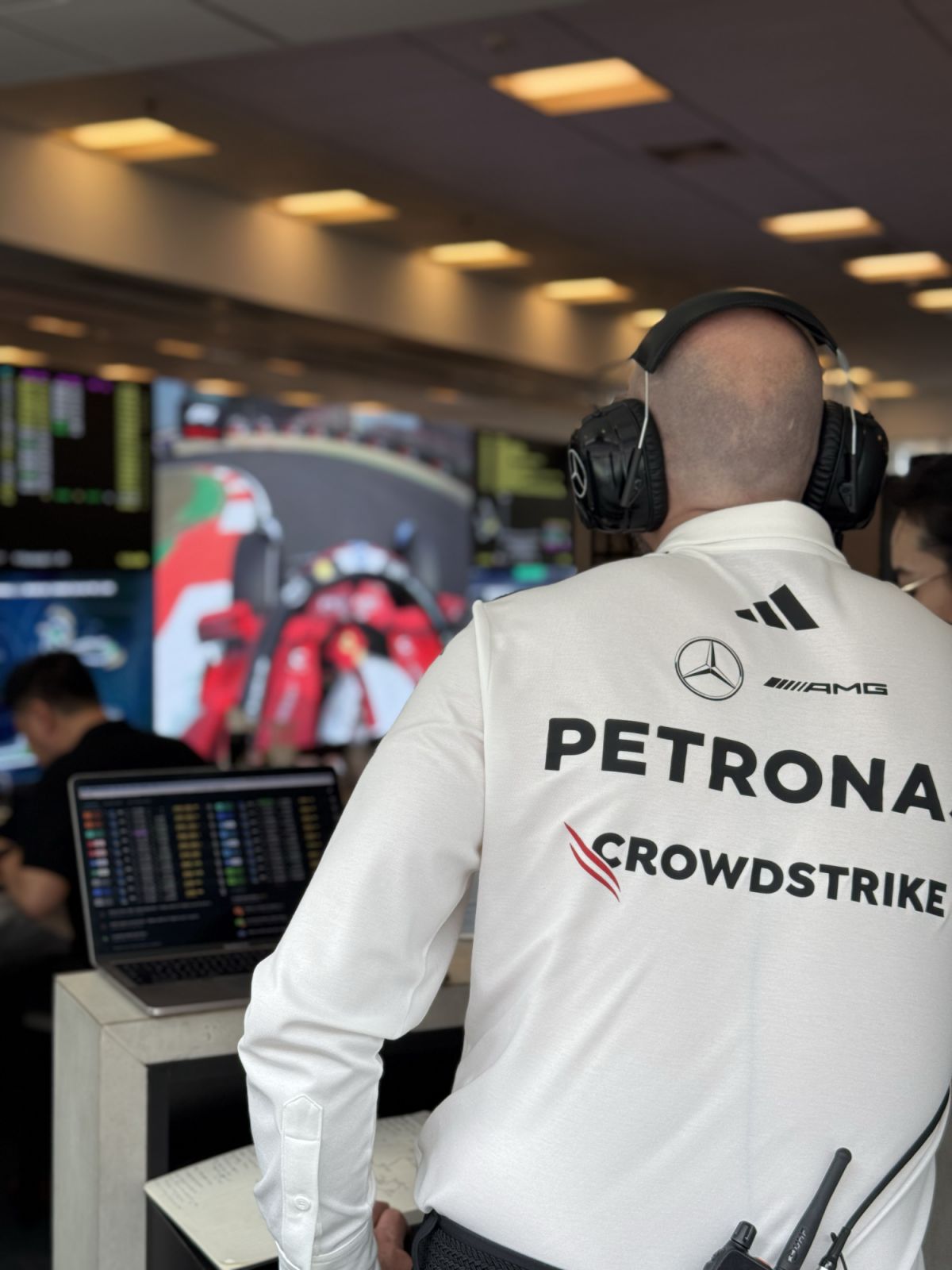 F1最貴座位開箱？Mercedes-AMG「Silver Arrow Lounge」7點攻略：票價破30萬？George Russell ...