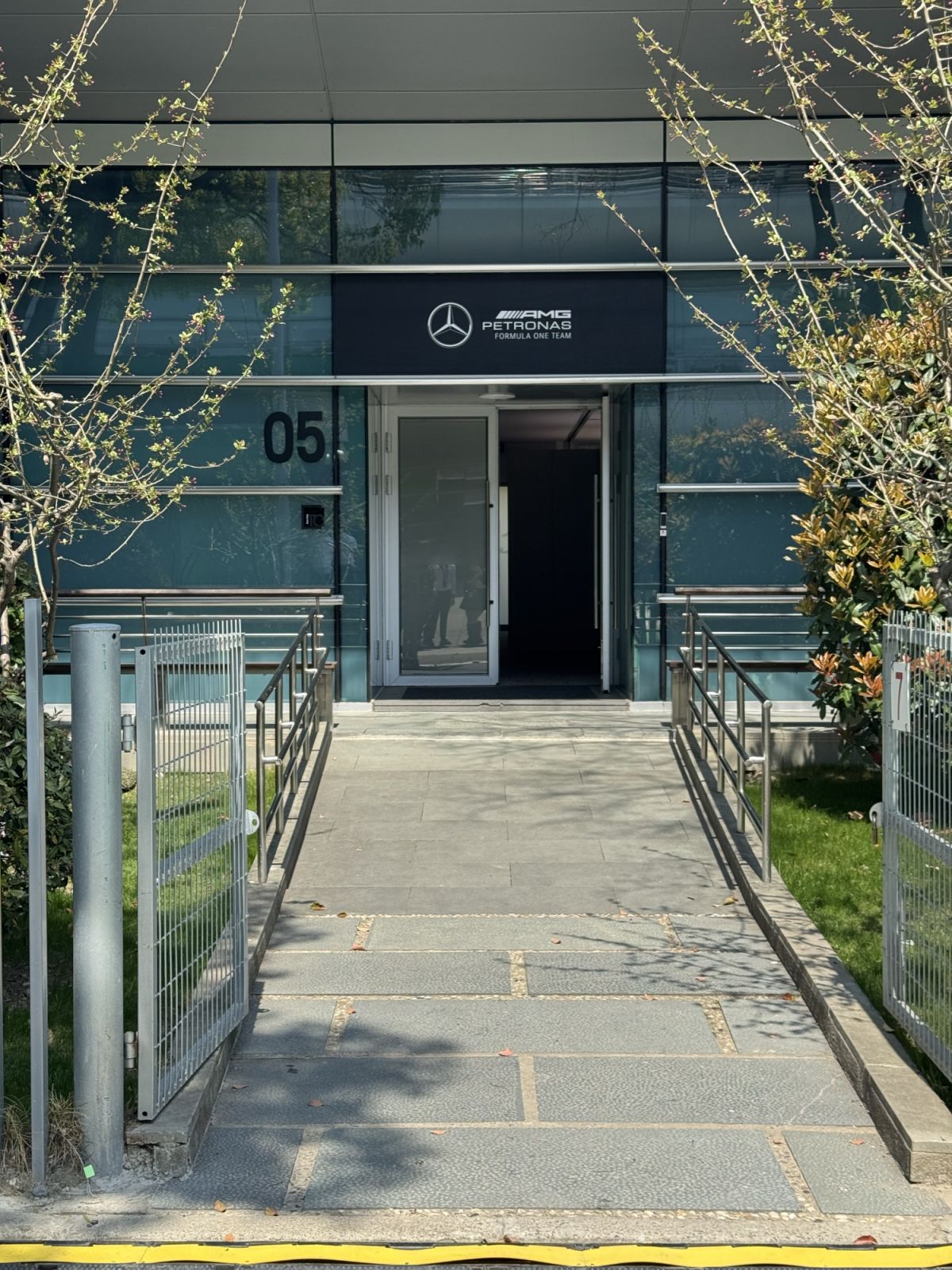 F1最貴座位開箱？Mercedes-AMG「Silver Arrow Lounge」7點攻略：票價破30萬？George Russell ...