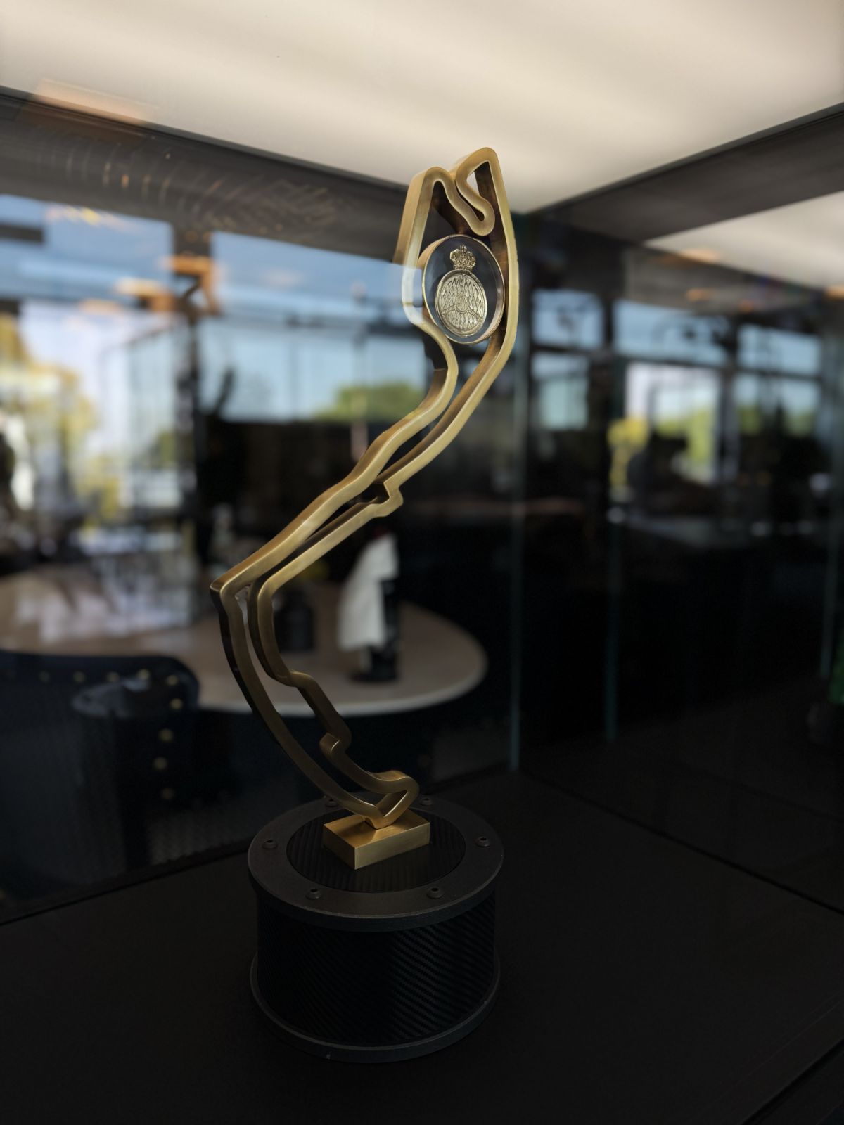 F1最貴座位開箱？Mercedes-AMG「Silver Arrow Lounge」7點攻略：票價破30萬？George Russell ...