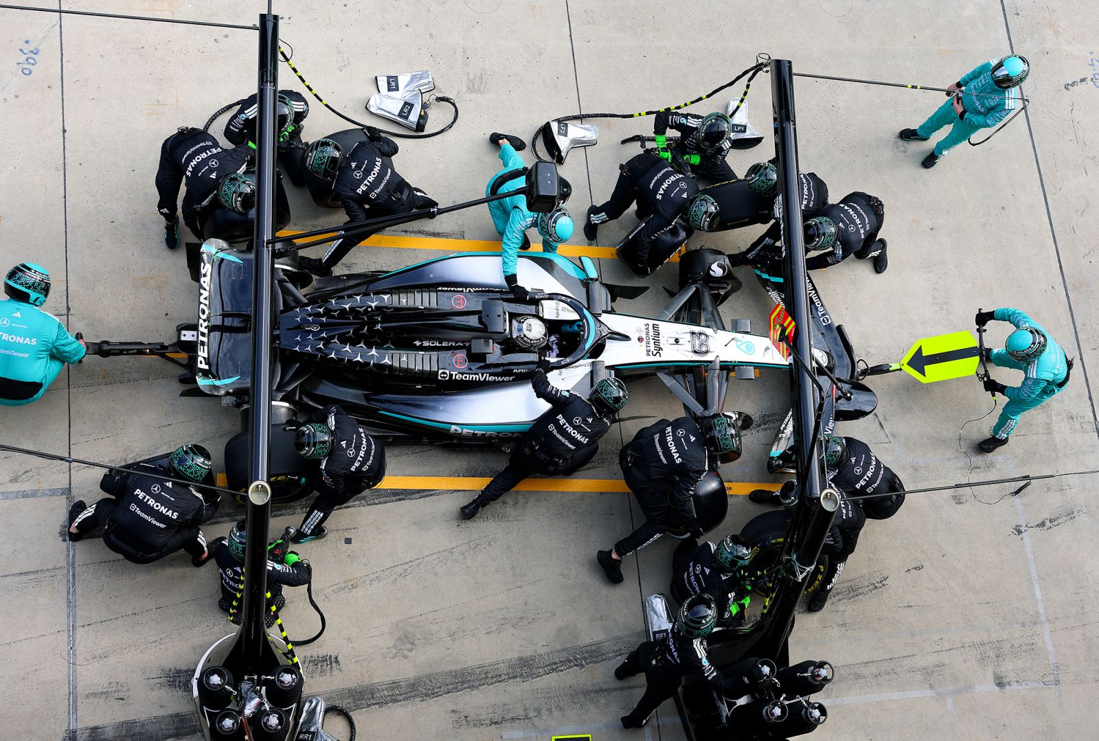 F1最貴座位開箱？Mercedes-AMG「Silver Arrow Lounge」7點攻略：票價破30萬？George Russell ...