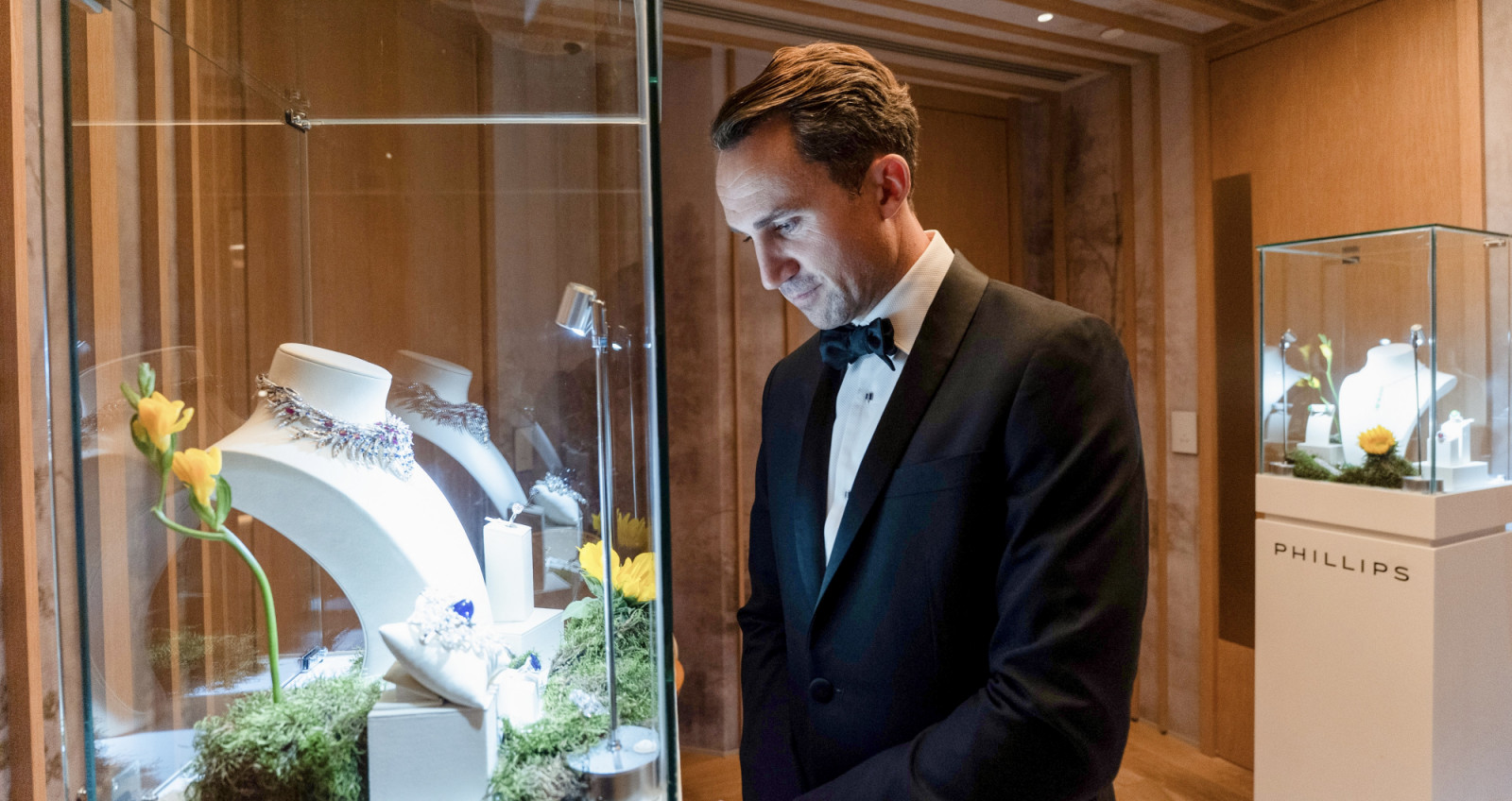 Phillips highlights success by hosting a 'Tropical Oasis' event ...