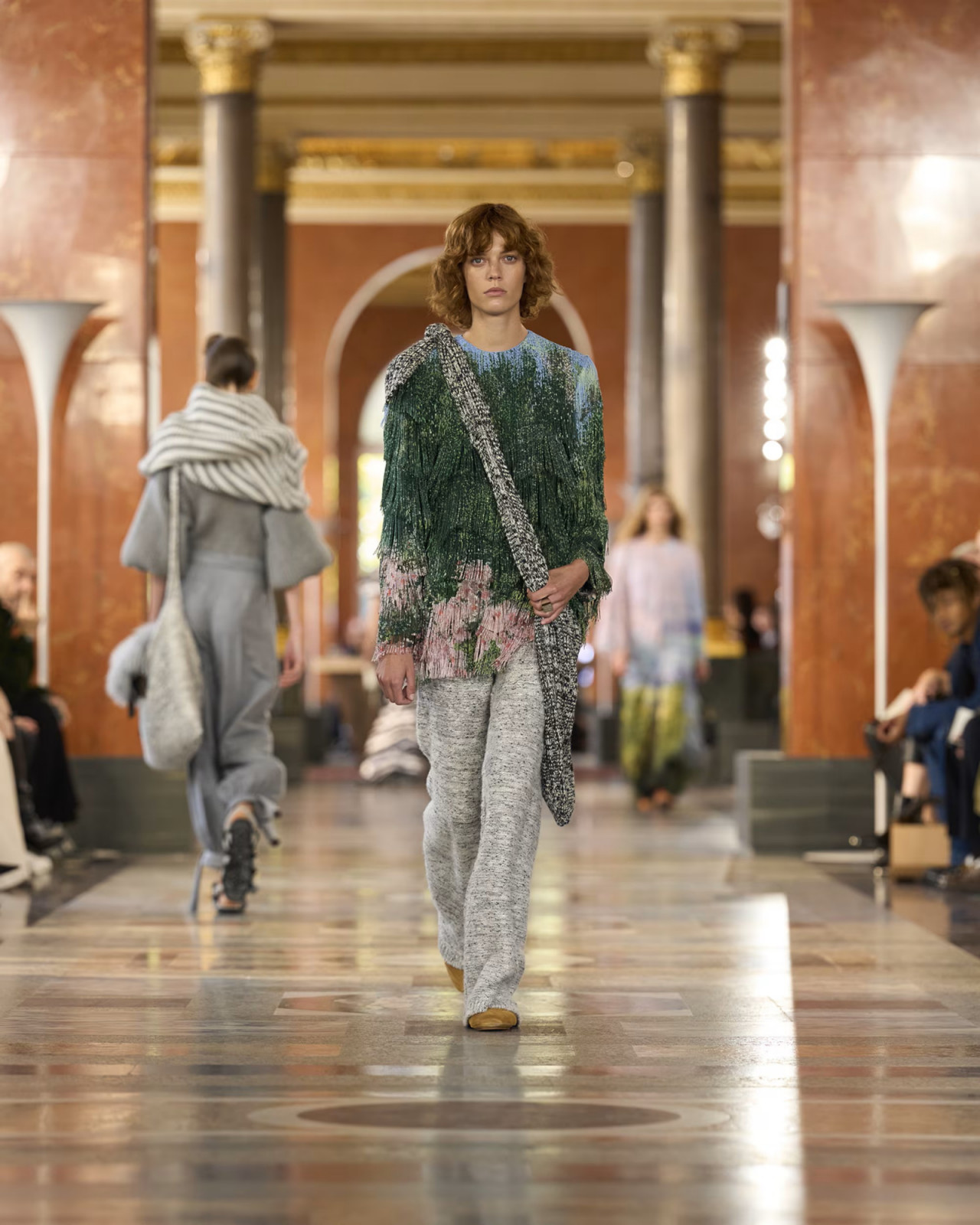 Louis Vuitton Printemps-Été 2026 : Vestiaire Indoor | Tatler Asia